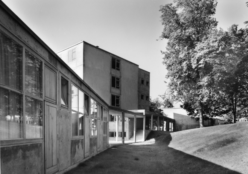 HfG Building, Garden, view from the ateliers into the passage. Photo ...